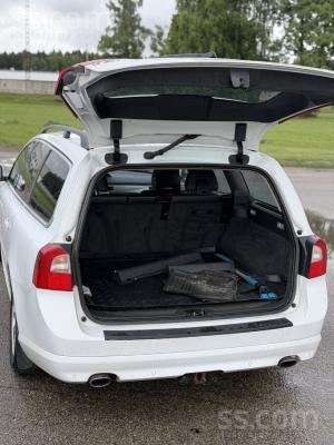 White Volvo V70 2013 in Riga, with an engine capacity of 2.40 L and mileage of 284 thousand km for 6300 €, photo 11 on AUTOMOTO.COM.LV