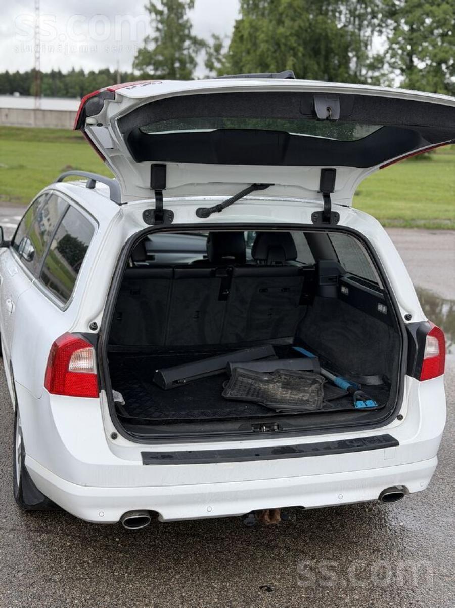 White Volvo V70 2013 in Riga, with an engine capacity of 2.40 L and mileage of 284 thousand km for 6300 €, photo 11 on AUTOMOTO.COM.LV