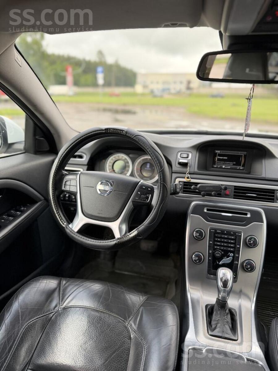 White Volvo V70 2013 in Riga, with an engine capacity of 2.40 L and mileage of 284 thousand km for 6300 €, photo 20 on AUTOMOTO.COM.LV