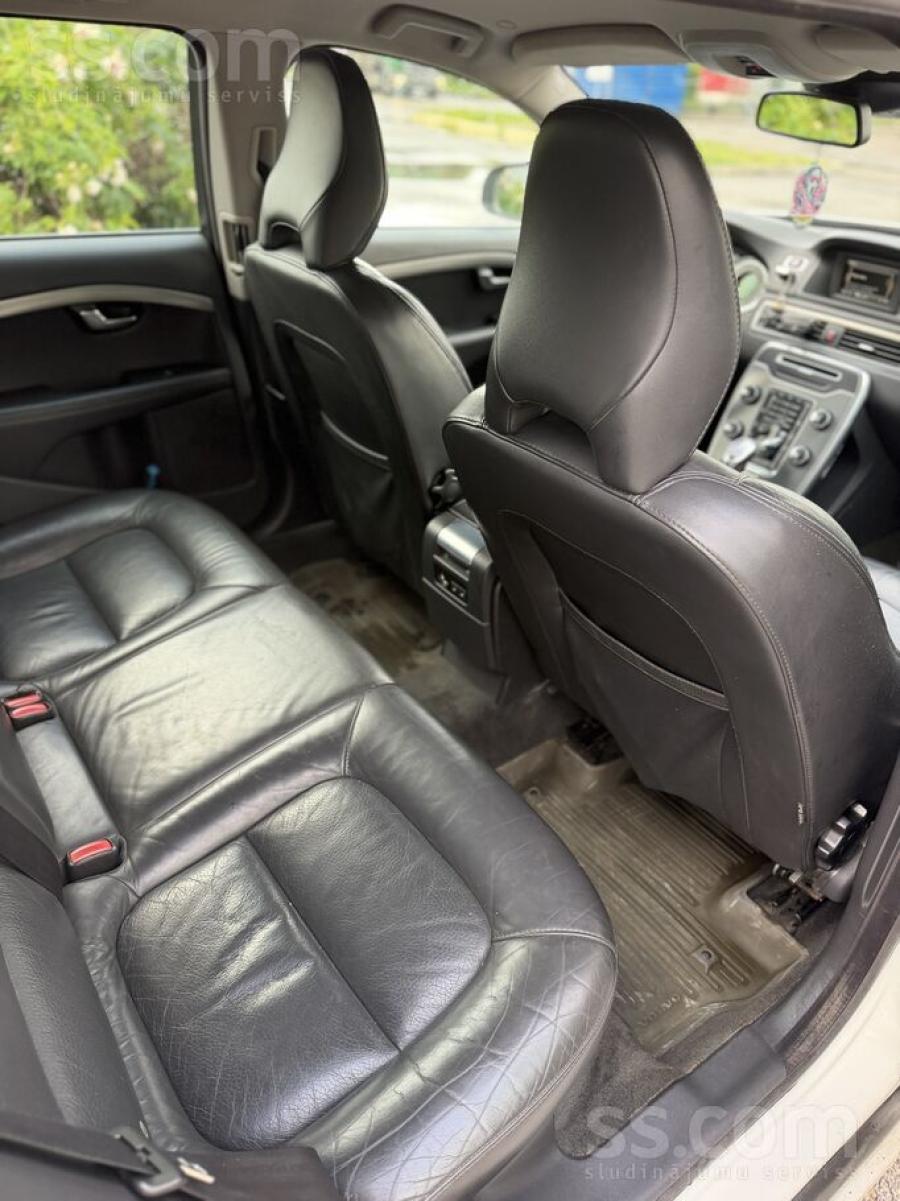 White Volvo V70 2013 in Riga, with an engine capacity of 2.40 L and mileage of 284 thousand km for 6300 €, photo 21 on AUTOMOTO.COM.LV