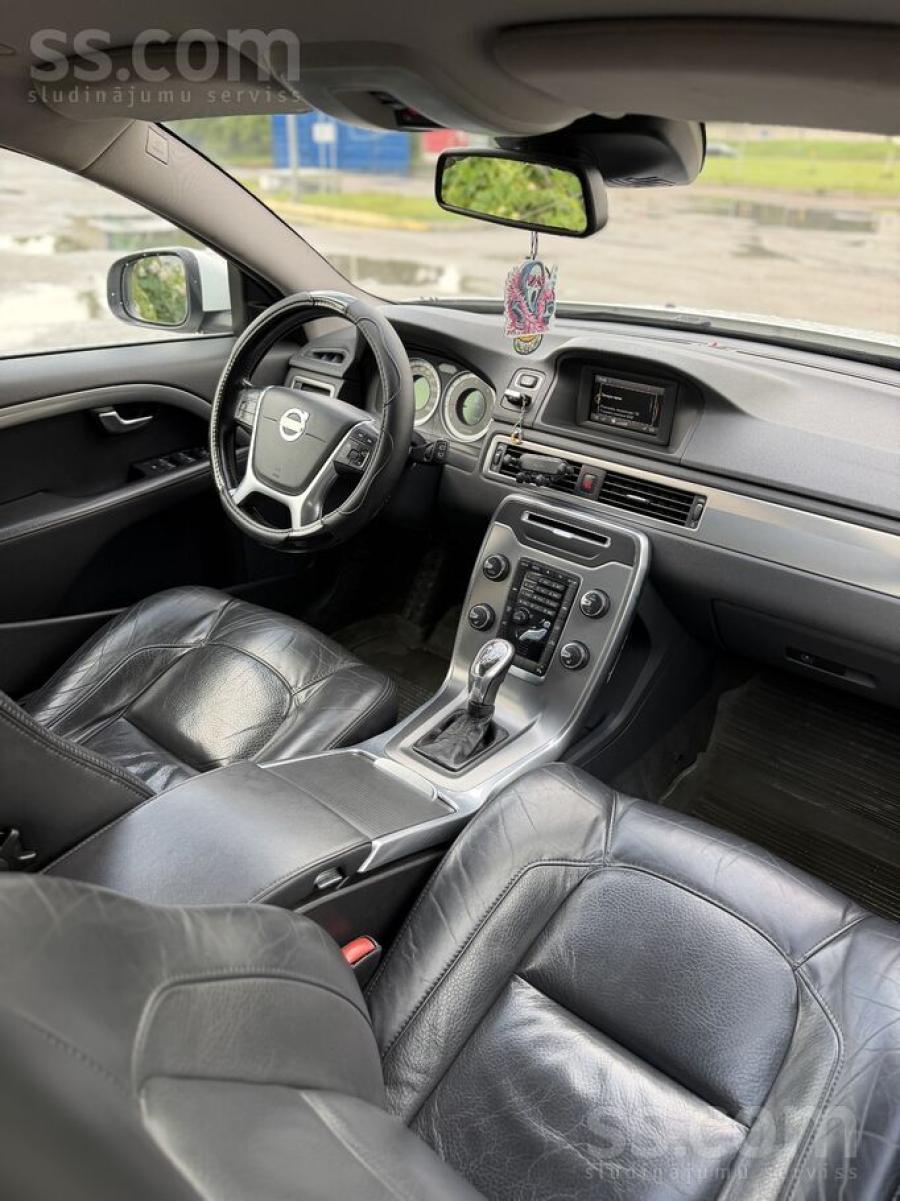 White Volvo V70 2013 in Riga, with an engine capacity of 2.40 L and mileage of 284 thousand km for 6300 €, photo 23 on AUTOMOTO.COM.LV