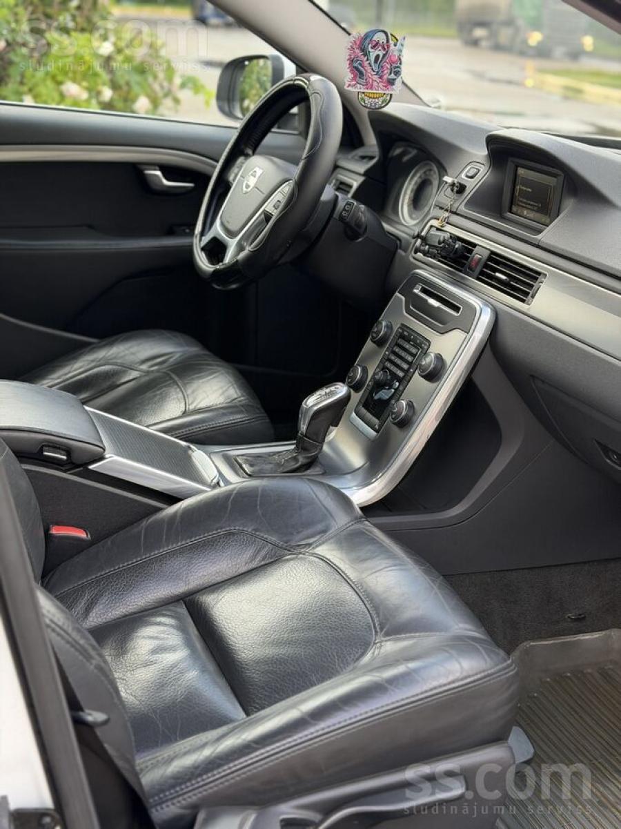 White Volvo V70 2013 in Riga, with an engine capacity of 2.40 L and mileage of 284 thousand km for 6300 €, photo 24 on AUTOMOTO.COM.LV