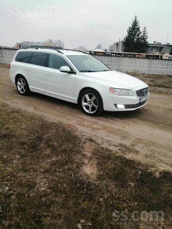 White Volvo V70 2013 in Daugavpils, with an engine capacity of 2.00 L and mileage of 335 thousand km for 7000 €, photo 1 on AUTOMOTO.COM.LV