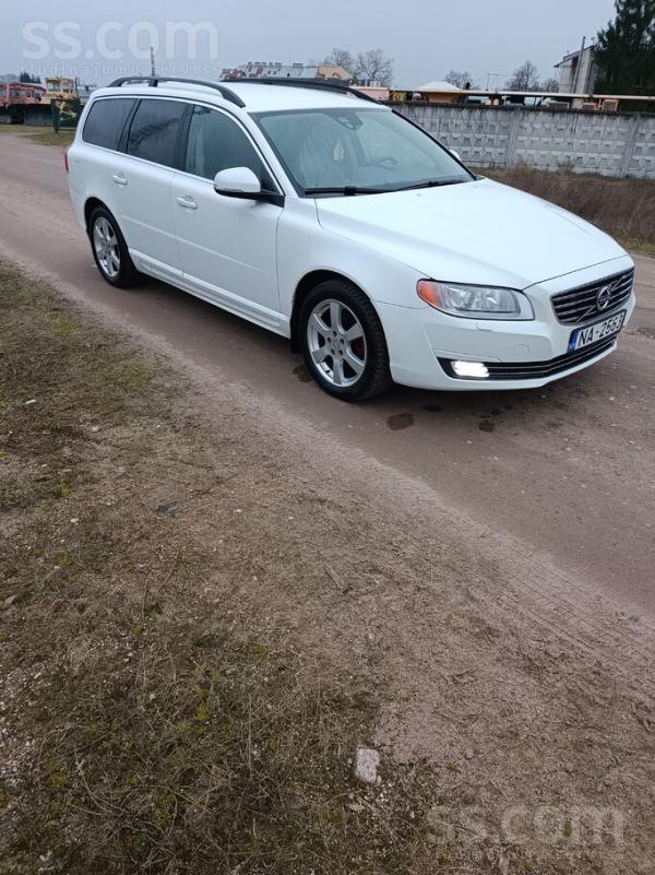 White Volvo V70 2013 in Daugavpils, with an engine capacity of 2.00 L and mileage of 335 thousand km for 7000 €, photo 2 on AUTOMOTO.COM.LV