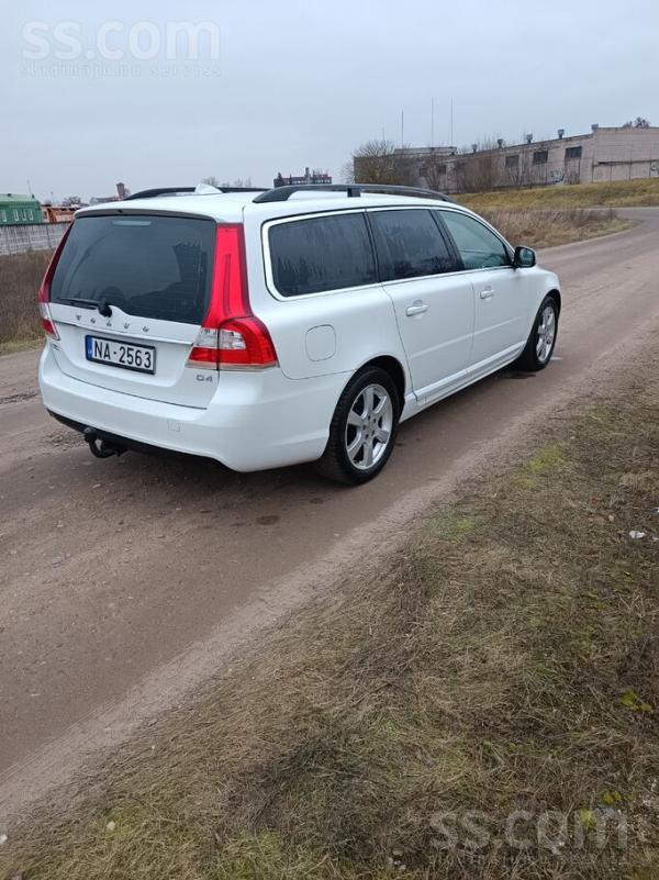 White Volvo V70 2013 in Daugavpils, with an engine capacity of 2.00 L and mileage of 335 thousand km for 7000 €, photo 4 on AUTOMOTO.COM.LV