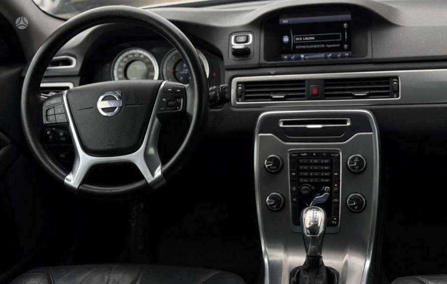 White Volvo V70 2013 in Klaipeda, with an engine capacity of 0.00 L and mileage of 371 thousand km for 2540 €, photo 3 on AUTOMOTO.COM.LV