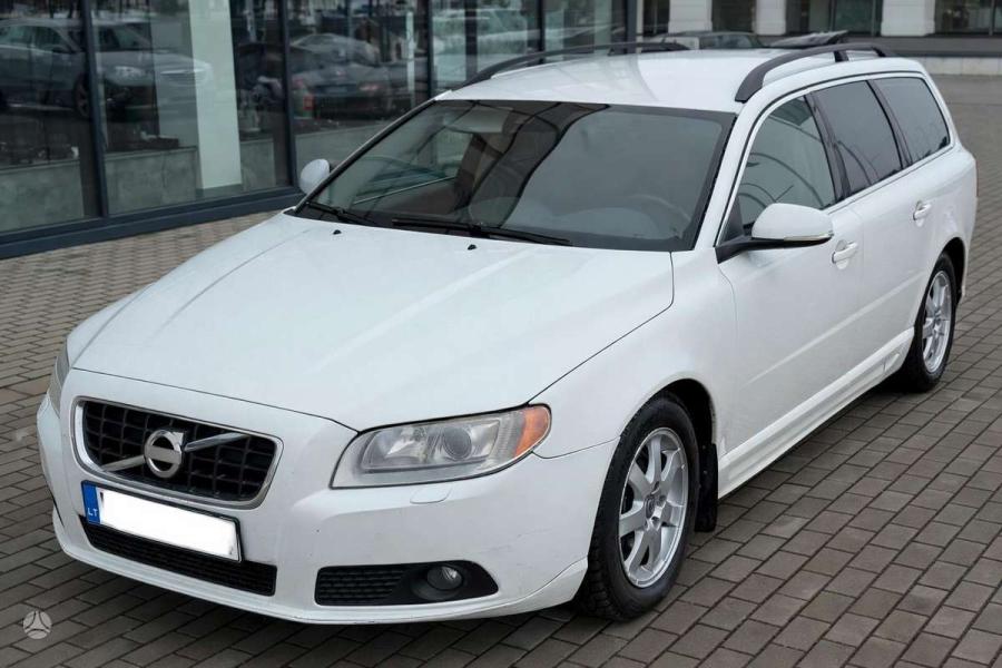 White Volvo V70 2013 in Klaipeda, with an engine capacity of 0.00 L and mileage of 371 thousand km for 2540 €, photo 5 on AUTOMOTO.COM.LV