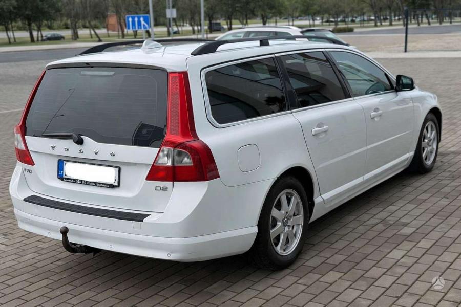 White Volvo V70 2013 in Klaipeda, with an engine capacity of 0.00 L and mileage of 371 thousand km for 2540 €, photo 7 on AUTOMOTO.COM.LV