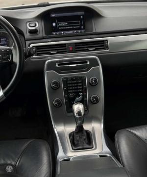 White Volvo V70 2013 in Klaipeda, with an engine capacity of 0.00 L and mileage of 371 thousand km for 2540 €, photo 8 on AUTOMOTO.COM.LV