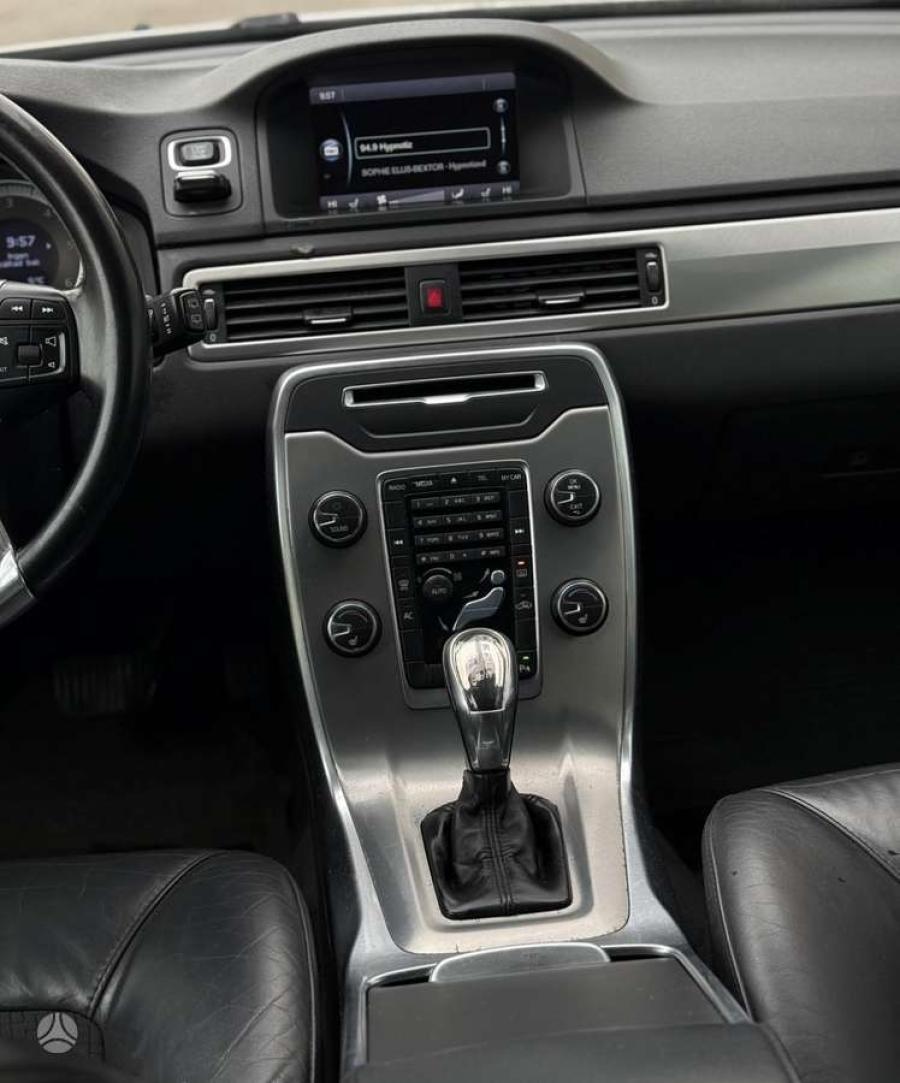 White Volvo V70 2013 in Klaipeda, with an engine capacity of 0.00 L and mileage of 371 thousand km for 2540 €, photo 8 on AUTOMOTO.COM.LV