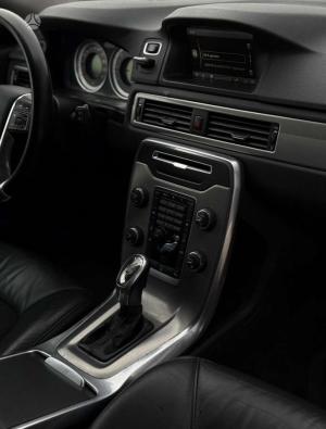White Volvo V70 2013 in Klaipeda, with an engine capacity of 0.00 L and mileage of 371 thousand km for 2540 €, photo 9 on AUTOMOTO.COM.LV
