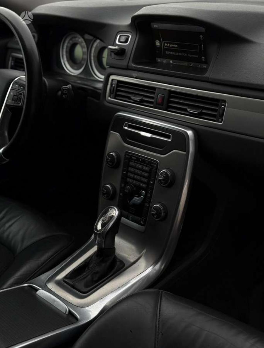 White Volvo V70 2013 in Klaipeda, with an engine capacity of 0.00 L and mileage of 371 thousand km for 2540 €, photo 9 on AUTOMOTO.COM.LV