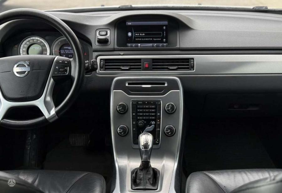 White Volvo V70 2013 in Klaipeda, with an engine capacity of 0.00 L and mileage of 371 thousand km for 2540 €, photo 11 on AUTOMOTO.COM.LV
