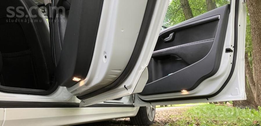 Balts Volvo V70 2013 Liepāja, ar dzinēja tilpumu 1.60 L un nobraukumu 301 tūkst. km par 3500 €, foto 9 vietnē AUTOMOTO.COM.LV