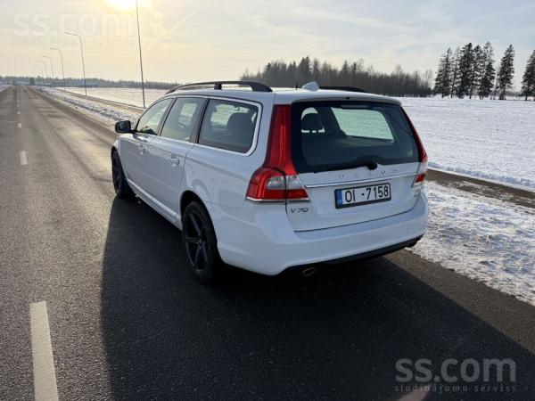 White Volvo V70 2014 in Cesis, with an engine capacity of 2.40 L and mileage of 0 thousand km for 6590 €, photo 3 on AUTOMOTO.COM.LV