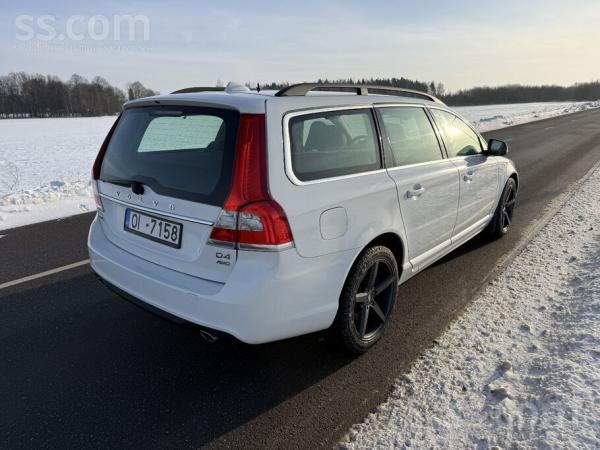 White Volvo V70 2014 in Cesis, with an engine capacity of 2.40 L and mileage of 0 thousand km for 6590 €, photo 5 on AUTOMOTO.COM.LV