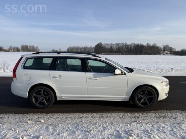 White Volvo V70 2014 in Cesis, with an engine capacity of 2.40 L and mileage of 0 thousand km for 6590 €, photo 6 on AUTOMOTO.COM.LV