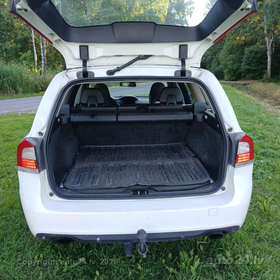 White Volvo V70 2014 in Tallinn, with an engine capacity of 0.00 L and mileage of 597 thousand km for 3800 €, photo 4 on AUTOMOTO.COM.LV