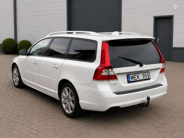 White Volvo V70 2014 in Vilnius, with an engine capacity of 2.00 L and mileage of 295 thousand km for 3750 €, photo 5 on AUTOMOTO.COM.LV