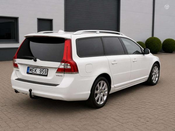 White Volvo V70 2014 in Vilnius, with an engine capacity of 2.00 L and mileage of 295 thousand km for 3750 €, photo 7 on AUTOMOTO.COM.LV