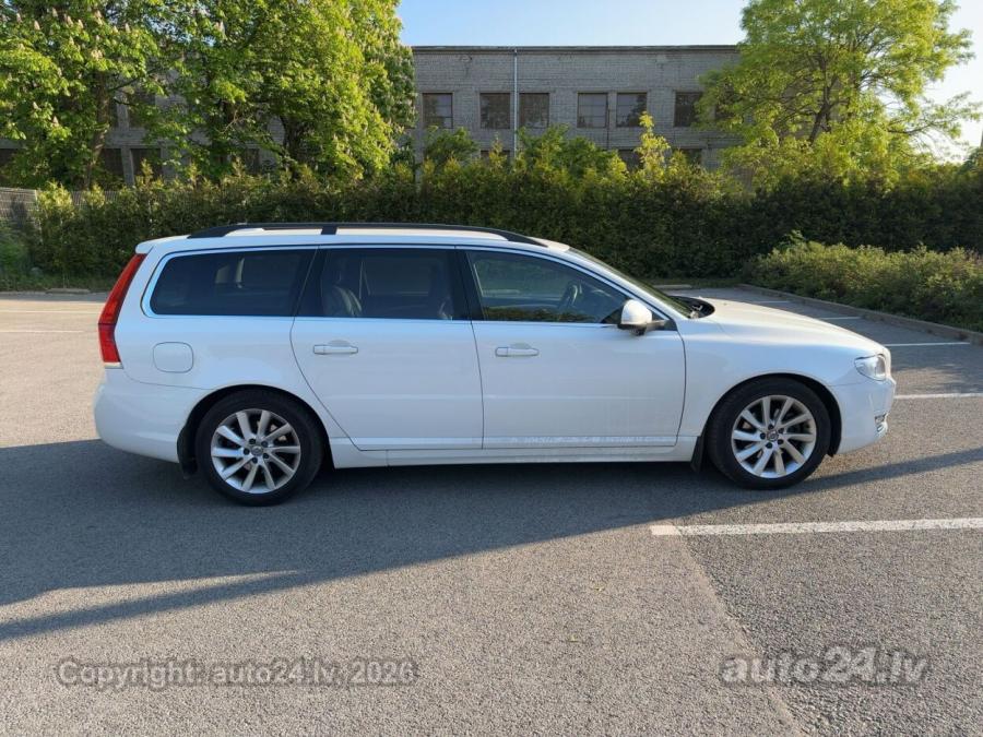 White Volvo V70 2015 in Tallinn, with an engine capacity of 1.60 L and mileage of 249 thousand km for 5990 €, photo 8 on AUTOMOTO.COM.LV