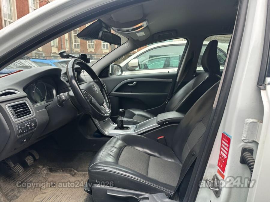 White Volvo V70 2015 in Tallinn, with an engine capacity of 1.60 L and mileage of 249 thousand km for 5990 €, photo 10 on AUTOMOTO.COM.LV