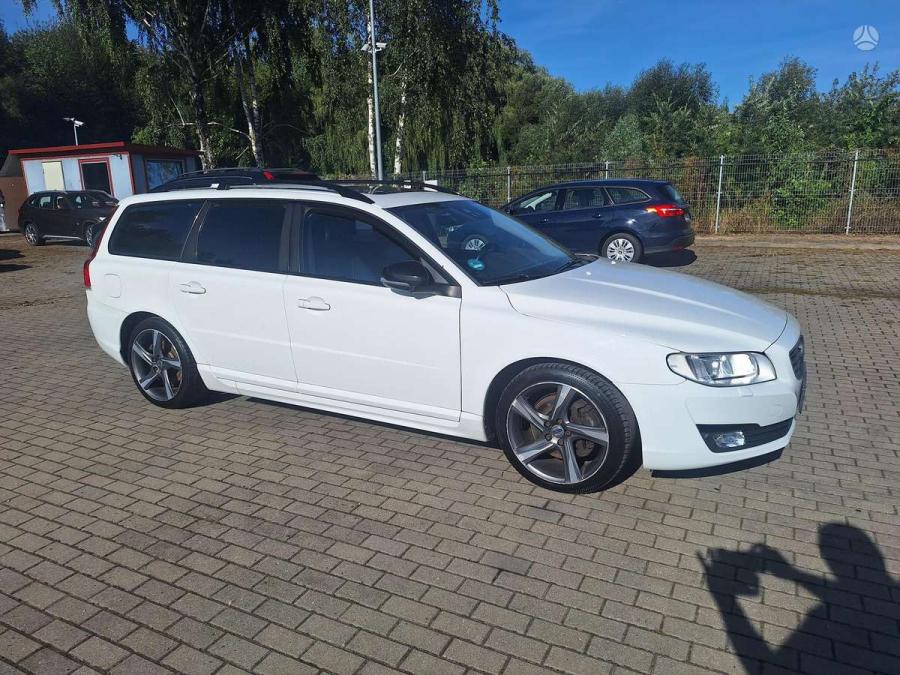 White Volvo V70 2015 in Marijampole, with an engine capacity of 2.40 L and mileage of 231 thousand km for 7400 €, photo 3 on AUTOMOTO.COM.LV