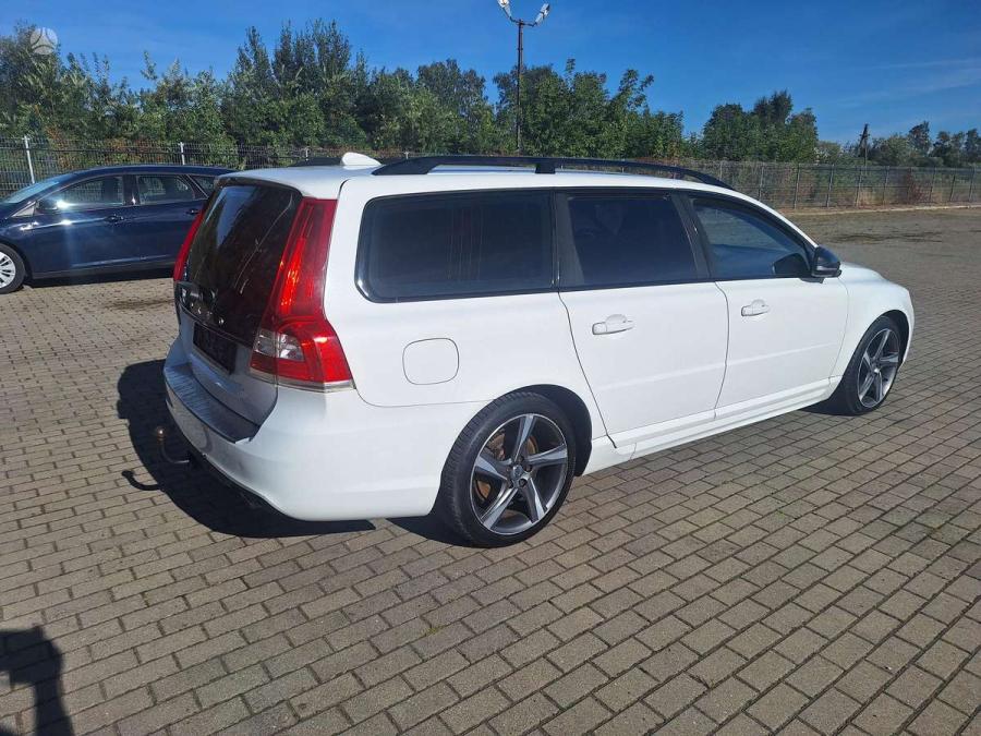 White Volvo V70 2015 in Marijampole, with an engine capacity of 2.40 L and mileage of 231 thousand km for 7400 €, photo 5 on AUTOMOTO.COM.LV