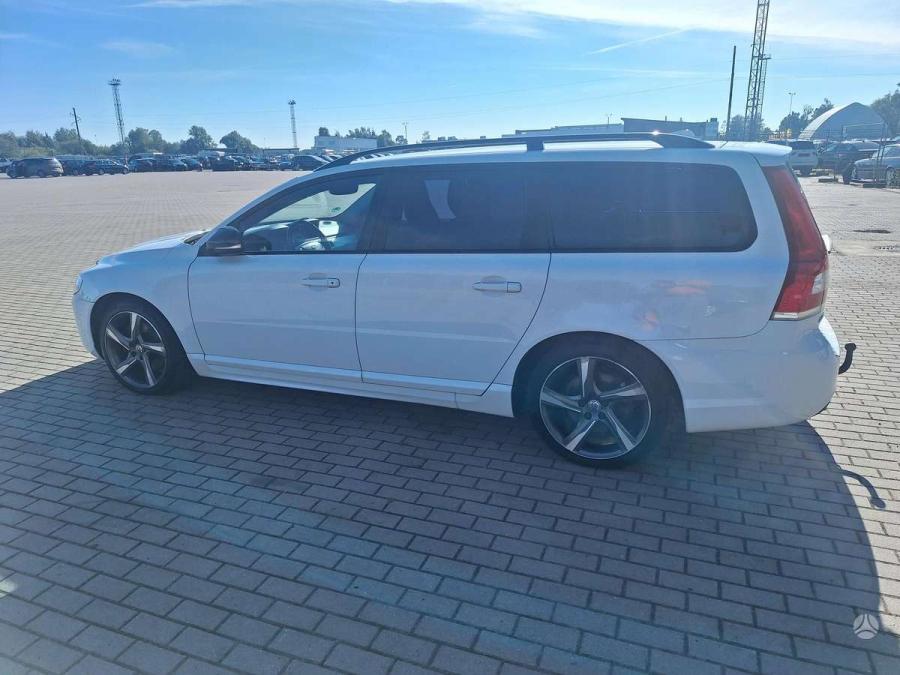 White Volvo V70 2015 in Marijampole, with an engine capacity of 2.40 L and mileage of 231 thousand km for 7400 €, photo 9 on AUTOMOTO.COM.LV