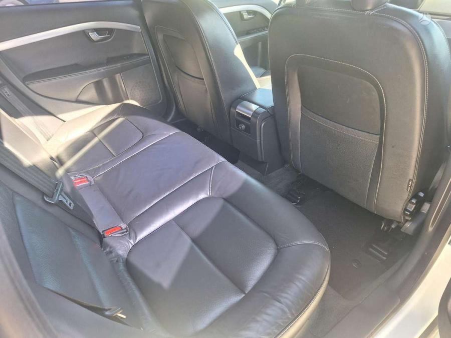 White Volvo V70 2015 in Marijampole, with an engine capacity of 2.40 L and mileage of 231 thousand km for 7400 €, photo 18 on AUTOMOTO.COM.LV