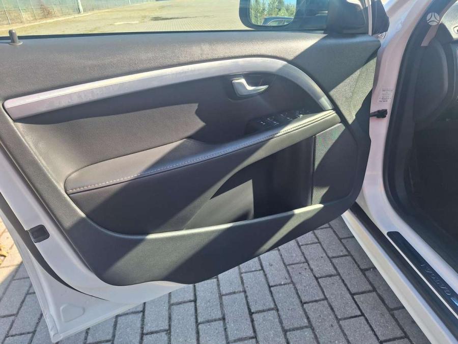 White Volvo V70 2015 in Marijampole, with an engine capacity of 2.40 L and mileage of 231 thousand km for 7400 €, photo 20 on AUTOMOTO.COM.LV