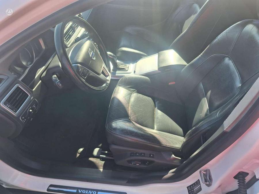 White Volvo V70 2015 in Marijampole, with an engine capacity of 2.40 L and mileage of 231 thousand km for 7400 €, photo 22 on AUTOMOTO.COM.LV
