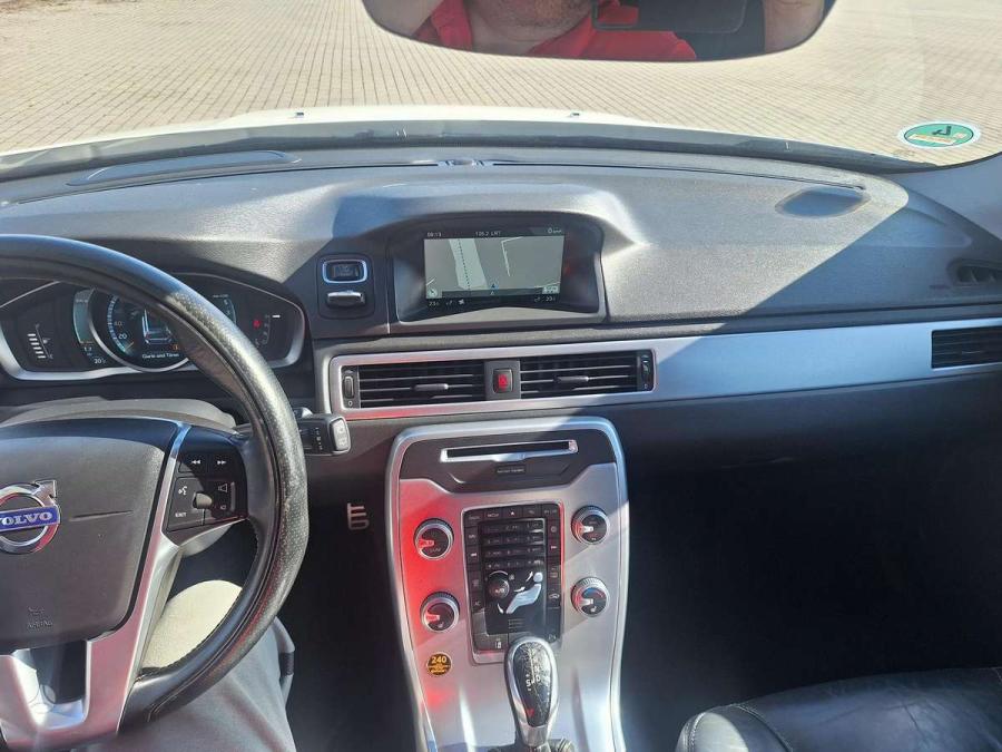 White Volvo V70 2015 in Marijampole, with an engine capacity of 2.40 L and mileage of 231 thousand km for 7400 €, photo 23 on AUTOMOTO.COM.LV