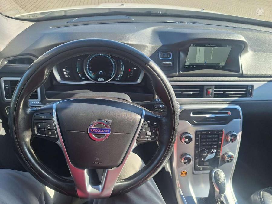 White Volvo V70 2015 in Marijampole, with an engine capacity of 2.40 L and mileage of 231 thousand km for 7400 €, photo 25 on AUTOMOTO.COM.LV