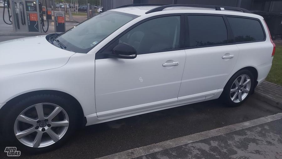 White Volvo V70 2016 in Vilnius, with an engine capacity of 2.00 L and mileage of 308 thousand km for 8250 €, photo 9 on AUTOMOTO.COM.LV