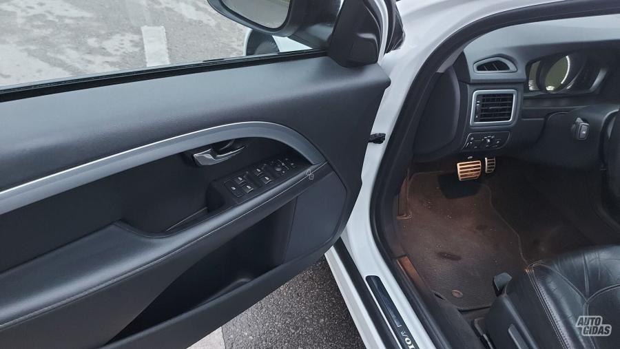White Volvo V70 2016 in Vilnius, with an engine capacity of 2.00 L and mileage of 308 thousand km for 8250 €, photo 26 on AUTOMOTO.COM.LV