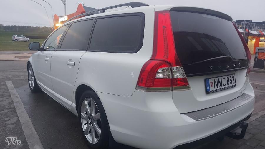 White Volvo V70 2016 in Vilnius, with an engine capacity of 2.00 L and mileage of 308 thousand km for 8250 €, photo 19 on AUTOMOTO.COM.LV