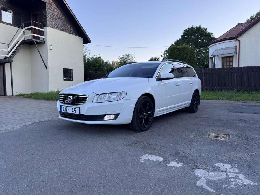 White Volvo V70 2016 in Riga, with an engine capacity of 2.40 L and mileage of 325 thousand km for 6000 €, photo 4 on AUTOMOTO.COM.LV