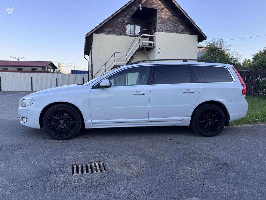 White Volvo V70 2016 in Riga, with an engine capacity of 2.40 L and mileage of 325 thousand km for 6000 €, photo 5 on AUTOMOTO.COM.LV