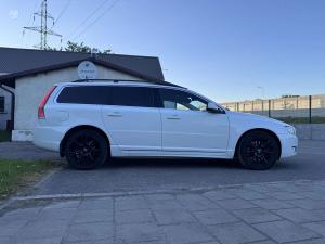 White Volvo V70 2016 in Riga, with an engine capacity of 2.40 L and mileage of 325 thousand km for 6000 €, photo 6 on AUTOMOTO.COM.LV