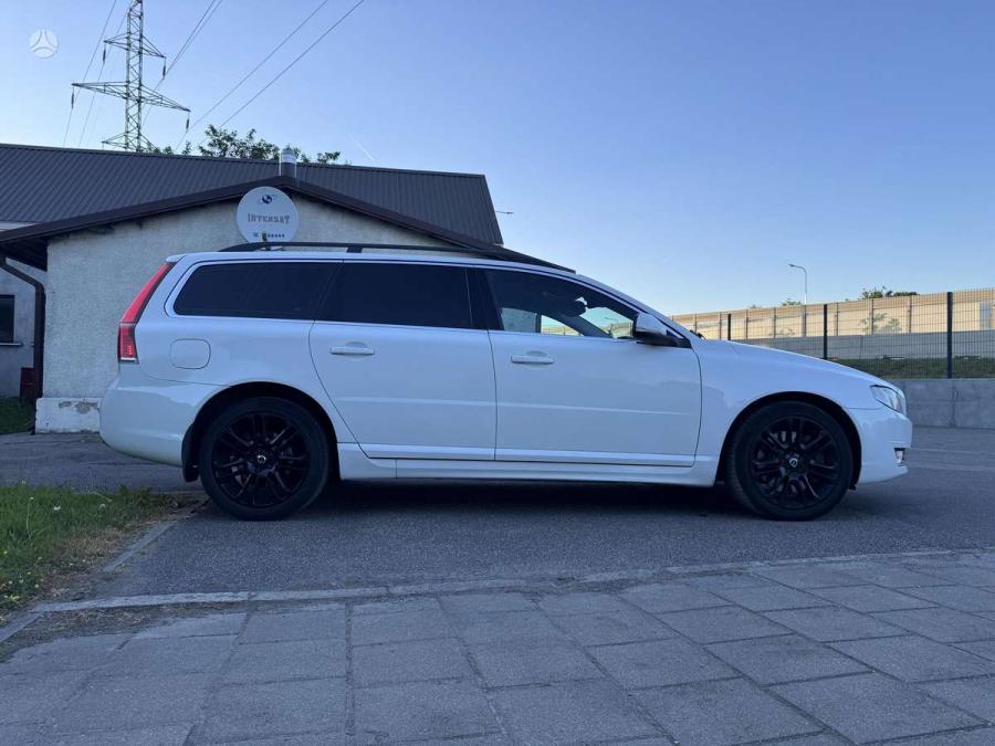 White Volvo V70 2016 in Riga, with an engine capacity of 2.40 L and mileage of 325 thousand km for 6000 €, photo 6 on AUTOMOTO.COM.LV