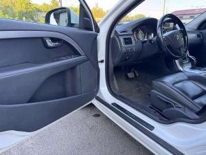 White Volvo V70 2016 in Riga, with an engine capacity of 2.40 L and mileage of 325 thousand km for 6000 €, photo 7 on AUTOMOTO.COM.LV
