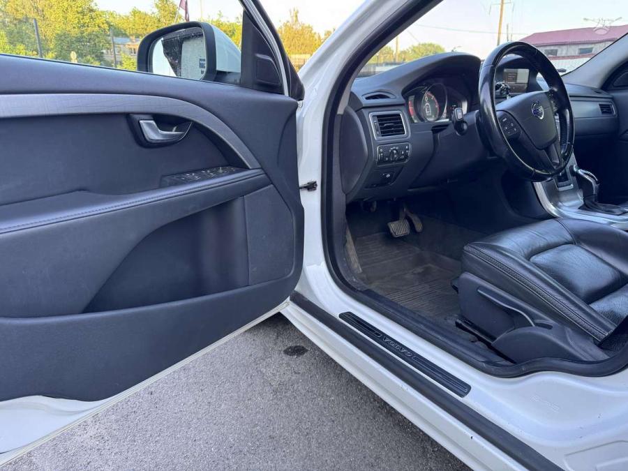 White Volvo V70 2016 in Riga, with an engine capacity of 2.40 L and mileage of 325 thousand km for 6000 €, photo 7 on AUTOMOTO.COM.LV