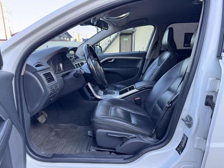 White Volvo V70 2016 in Riga, with an engine capacity of 2.40 L and mileage of 325 thousand km for 6000 €, photo 8 on AUTOMOTO.COM.LV