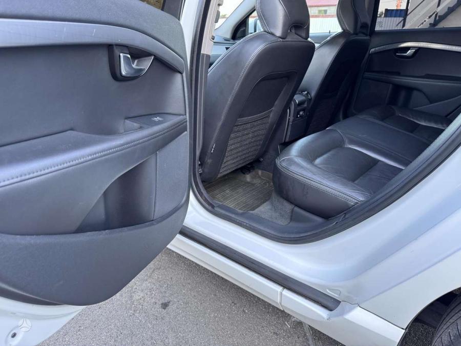 White Volvo V70 2016 in Riga, with an engine capacity of 2.40 L and mileage of 325 thousand km for 6000 €, photo 9 on AUTOMOTO.COM.LV