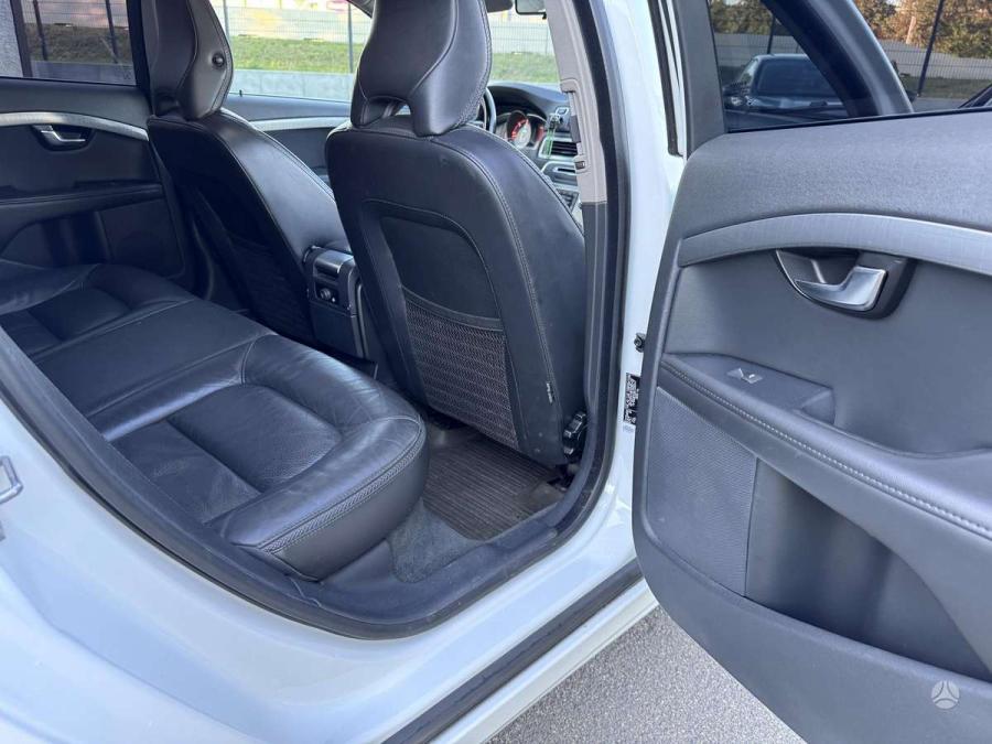 White Volvo V70 2016 in Riga, with an engine capacity of 2.40 L and mileage of 325 thousand km for 6000 €, photo 11 on AUTOMOTO.COM.LV