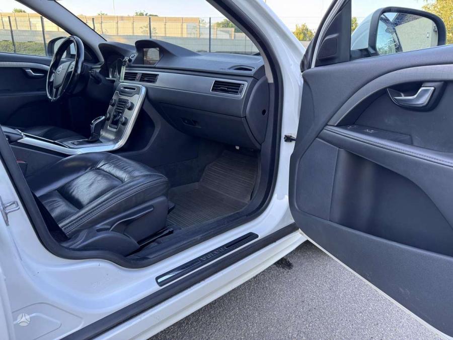 White Volvo V70 2016 in Riga, with an engine capacity of 2.40 L and mileage of 325 thousand km for 6000 €, photo 12 on AUTOMOTO.COM.LV