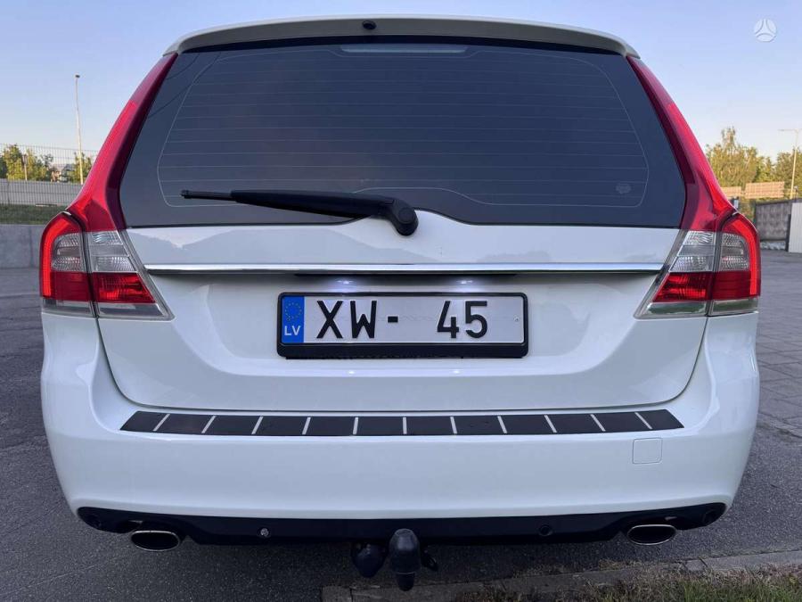 White Volvo V70 2016 in Riga, with an engine capacity of 2.40 L and mileage of 325 thousand km for 6000 €, photo 15 on AUTOMOTO.COM.LV