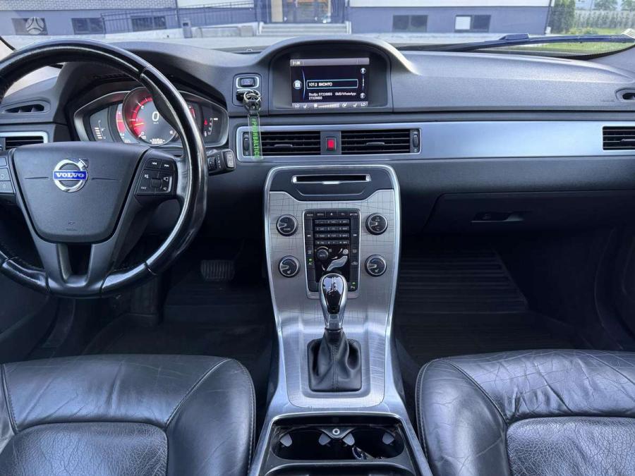 White Volvo V70 2016 in Riga, with an engine capacity of 2.40 L and mileage of 325 thousand km for 6000 €, photo 16 on AUTOMOTO.COM.LV