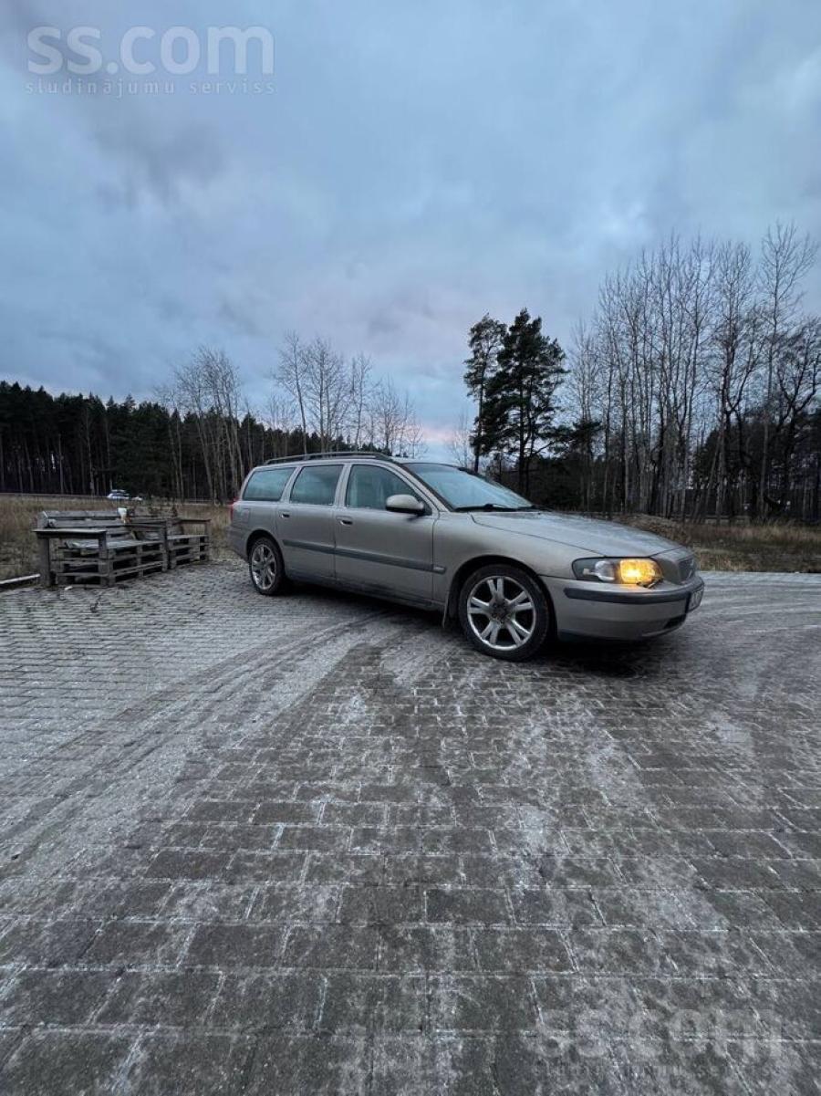 Dzeltens Volvo V70 2001 Rīga, ar dzinēja tilpumu 2.40 L un nobraukumu 297 tūkst. km par 800 €, foto 1 vietnē AUTOMOTO.COM.LV